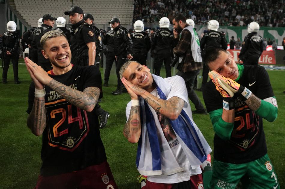 Galatasaray'dan üst üste göndermeli şampiyonluk paylaşımları! - Sporx ...